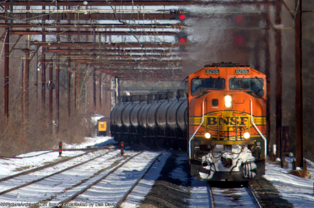 BNSF SD75M 8255 leads K040-26